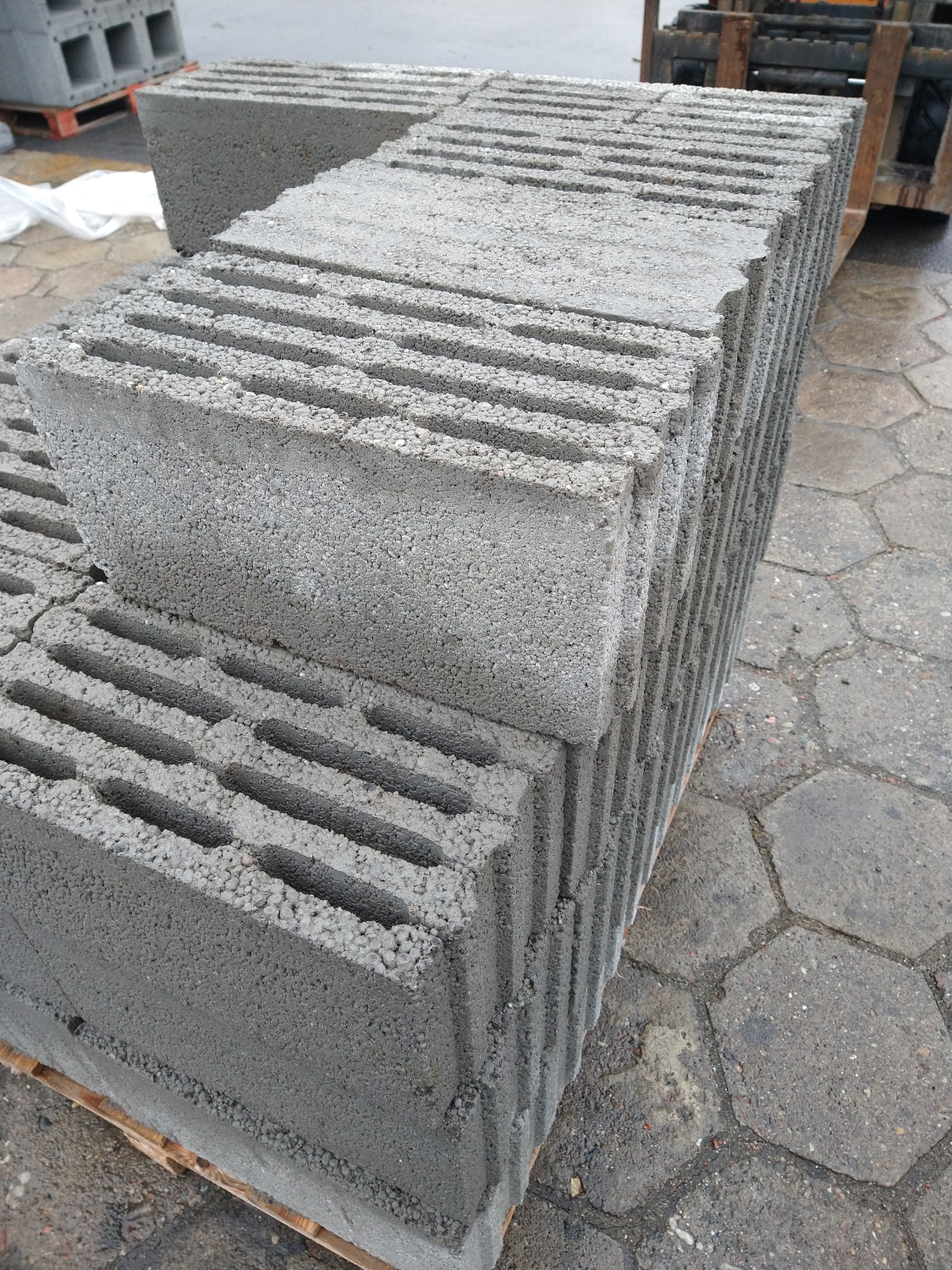 Pustak żużlowy 24cm - cena, zalety, wymiary, montaż